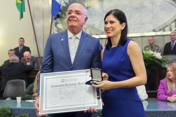 Fábio Farias é homenageado com Comenda Tavares Bastos durante sessão na ALE