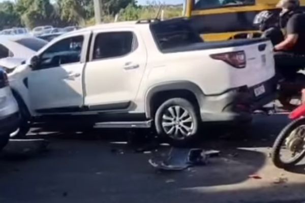 Engavetamento com cinco veículos trava trânsito na Av. Durval de Góes ...